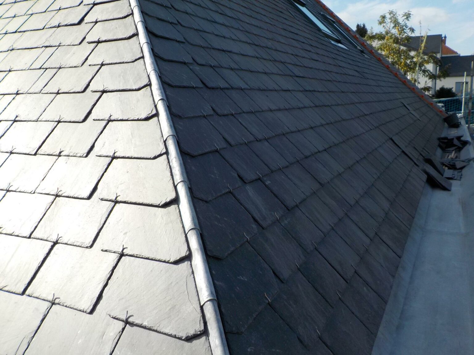 Comment choisir entre tuiles et ardoises pour couvrir un toit